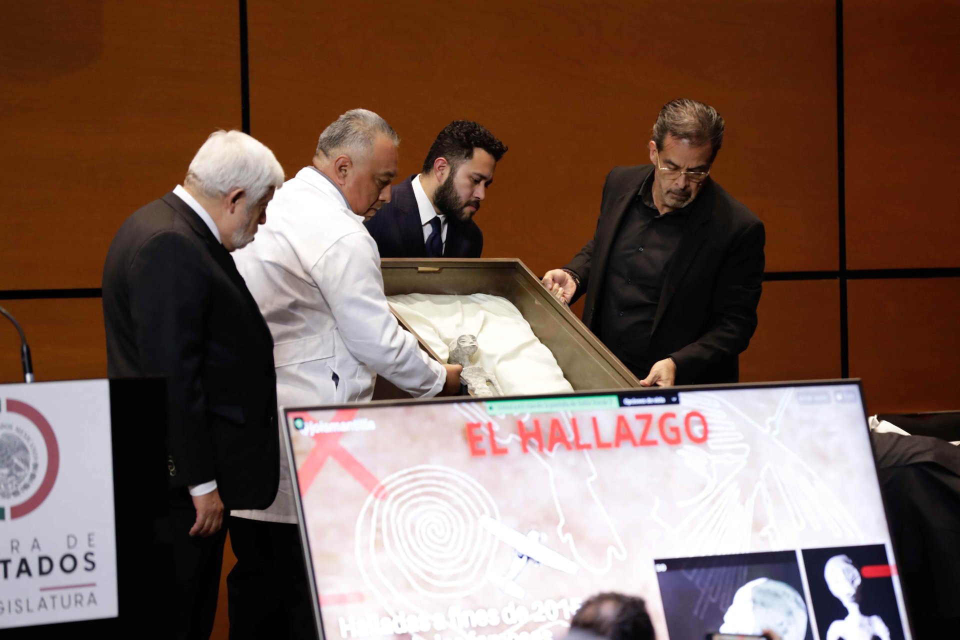 Jaime Maussan presenta cuerpos "no humanos" en audiencia; surgen los ...