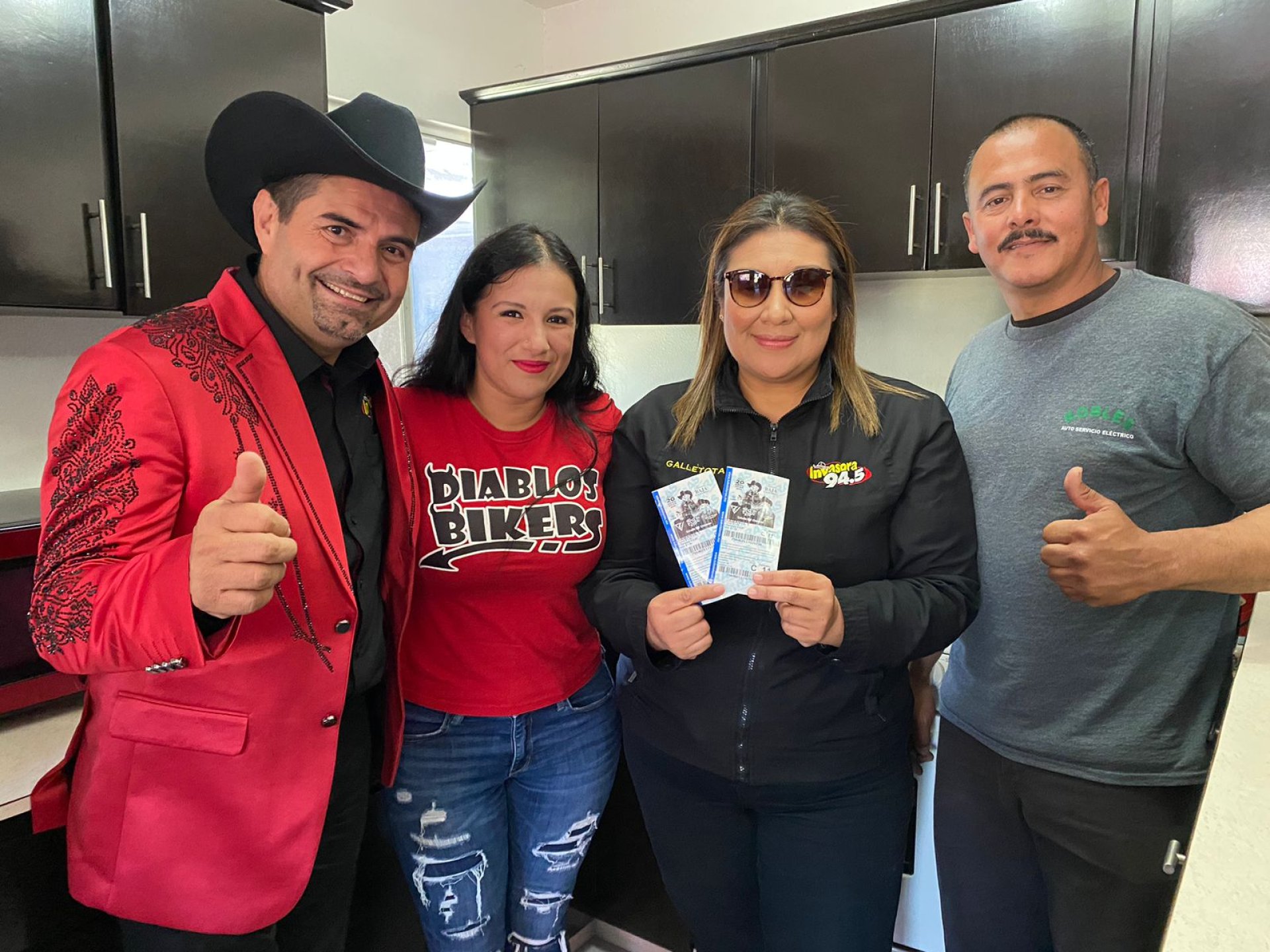 Pancho Barraza, Remmy Valenzuela y Chuy Lizárraga regalan muebles ...