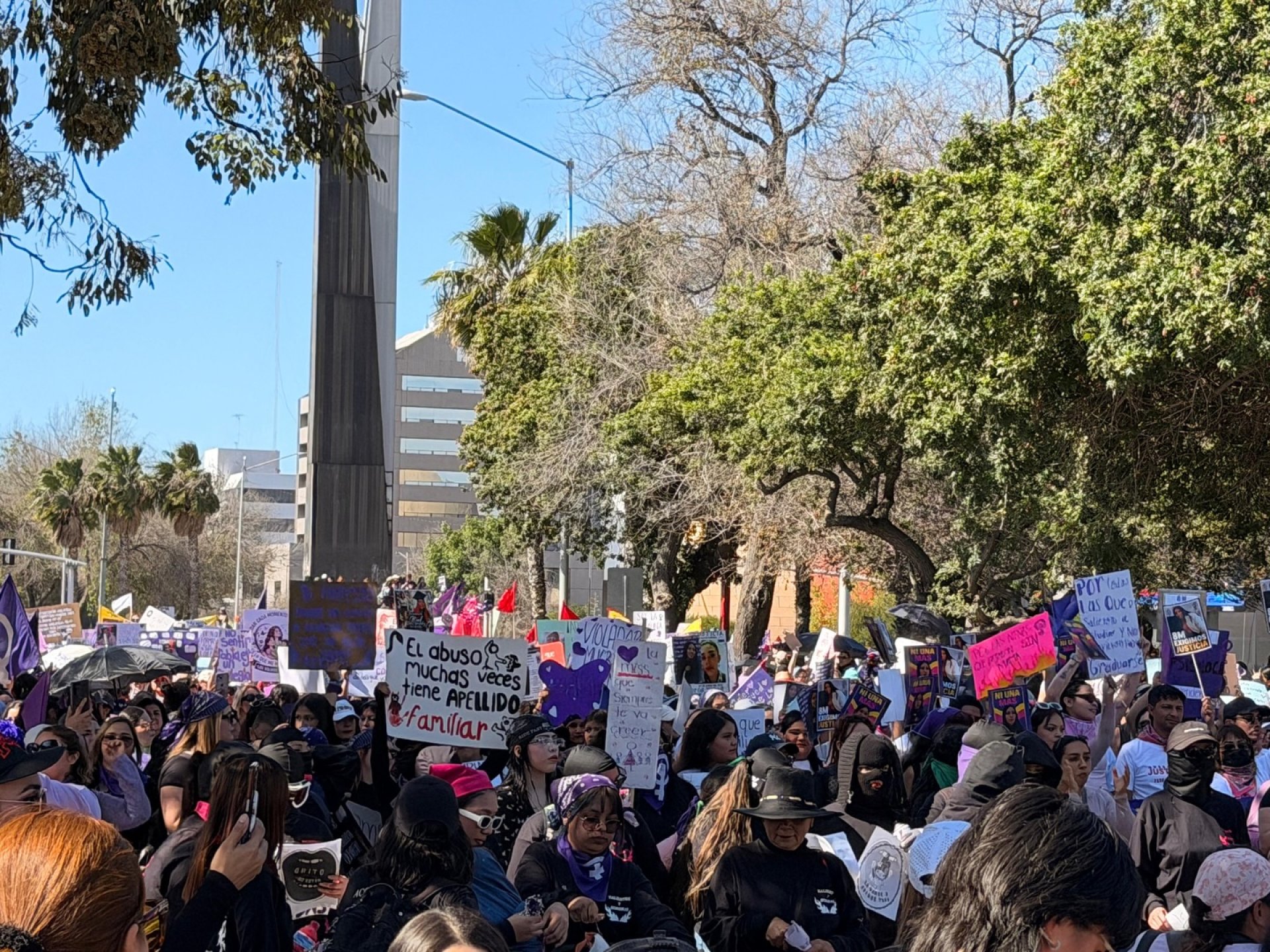 Miles de mujeres marchan en Tijuana durante el 8M - Uniradio Informa