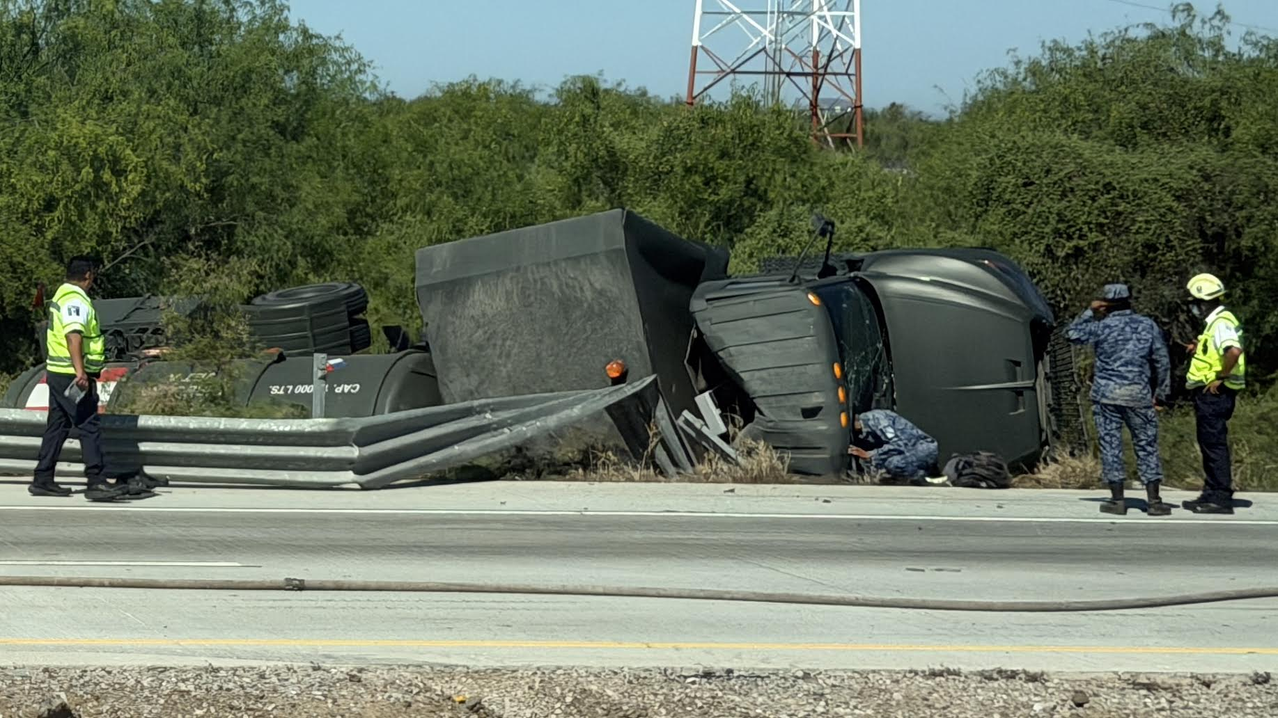 Vuelca pipa cargada con turbosina en la carretera Guaymas-Cajeme ...