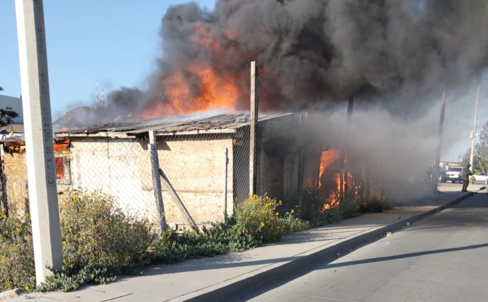 Incendio consume tres cuartos de madera en la colonia El Descanso de ...